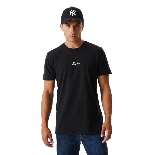 Playera Manga Corta New Era Essential Script Negra – New Era Cap México