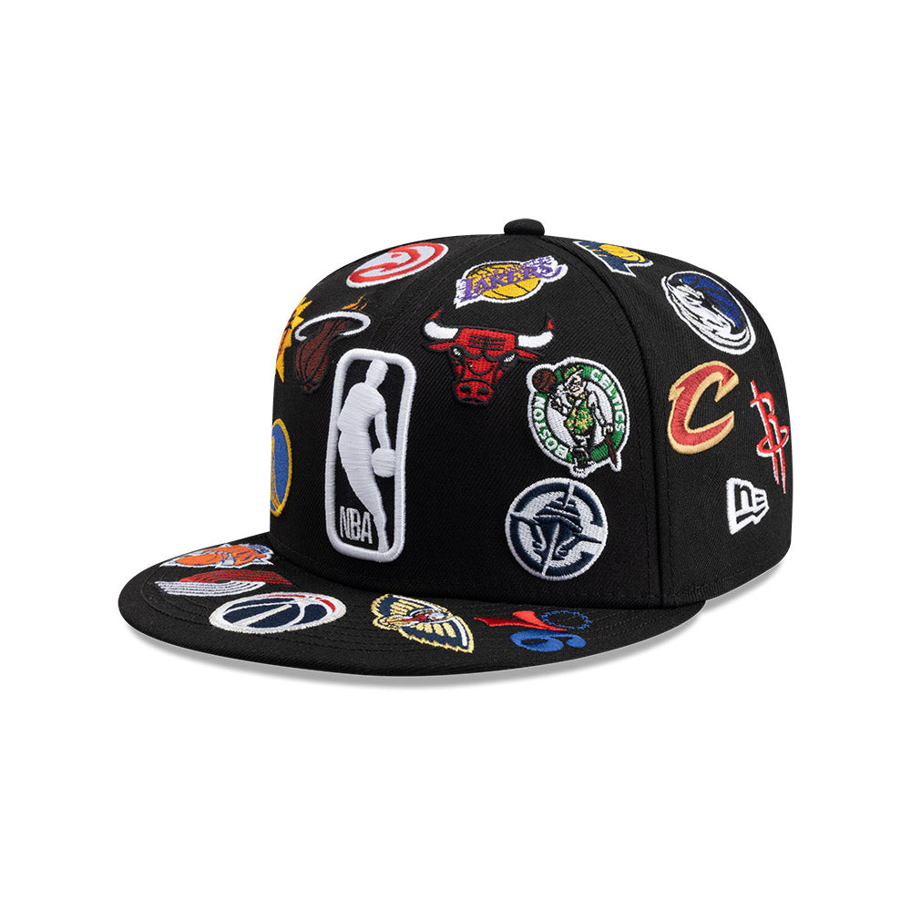 Gorra Plana de NBA All Over Logo Scramble 59FIFTY Cerrada – New Era Cap ...